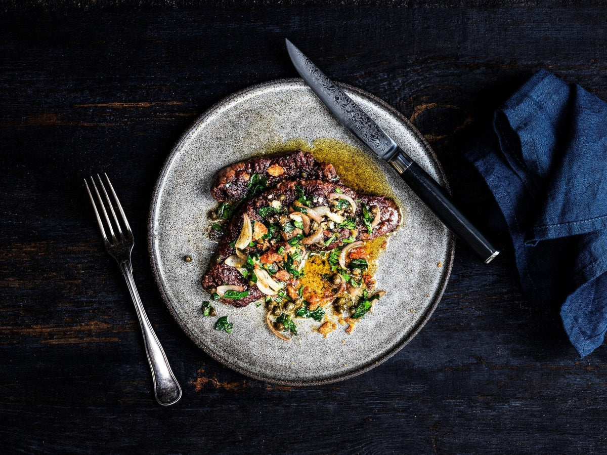 Kalvelever med brunet smørsauce og kartofler | Få opskriften her →